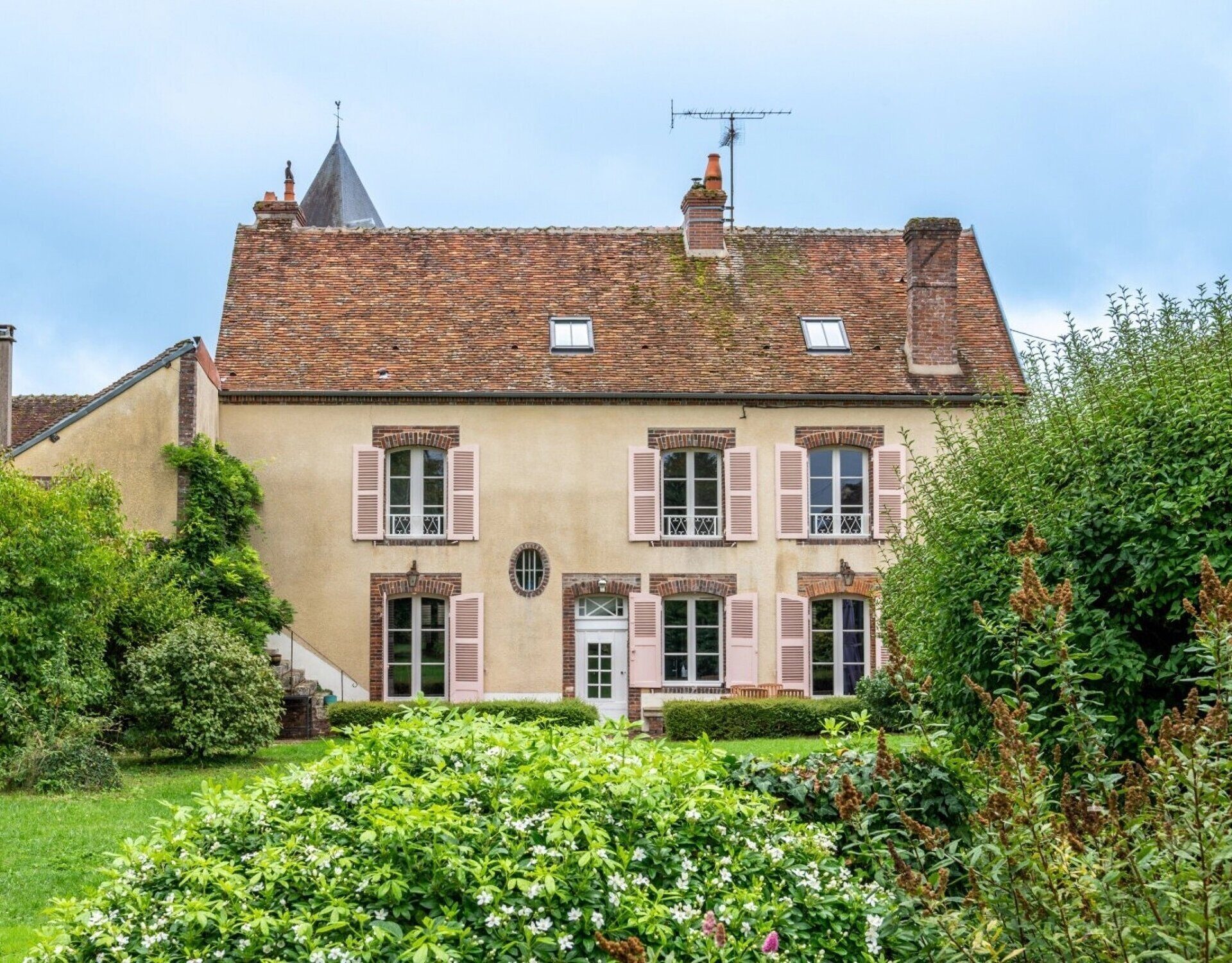Timeless Puisaye: Elegant Village Home with Lush Gardens - 5 Bed/2 Bath ...